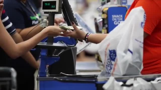 Personas esperan en el Walmart de Toa Baja - El Nuevo Día