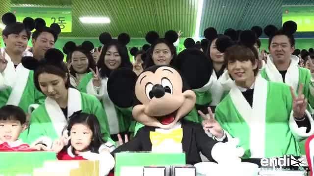 Mickey Mouse envuelve regalos navideños para los niños de Corea del Sur ...