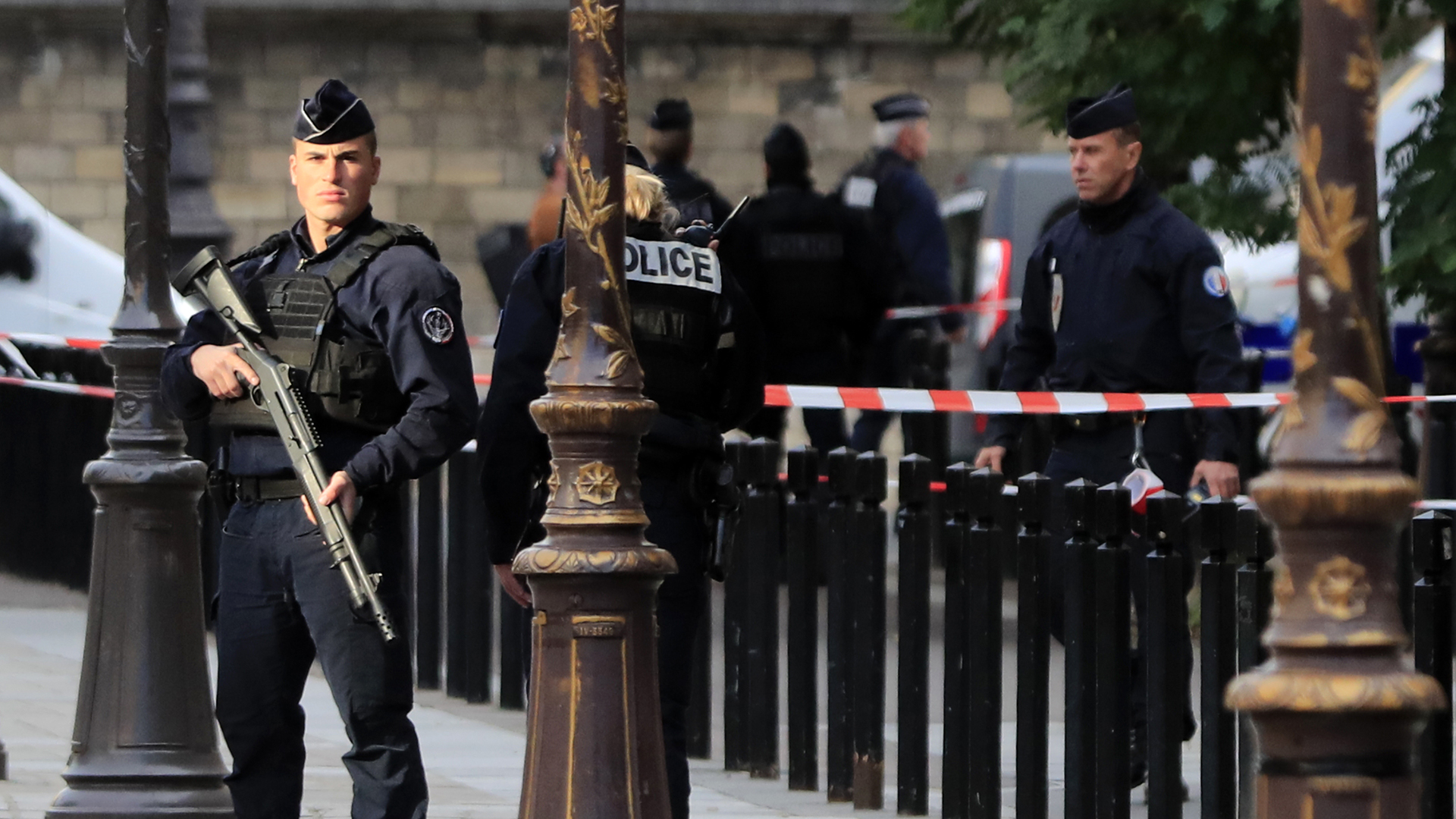Vil asesinato de cuatro policías en el cuartel de París - El Nuevo Día