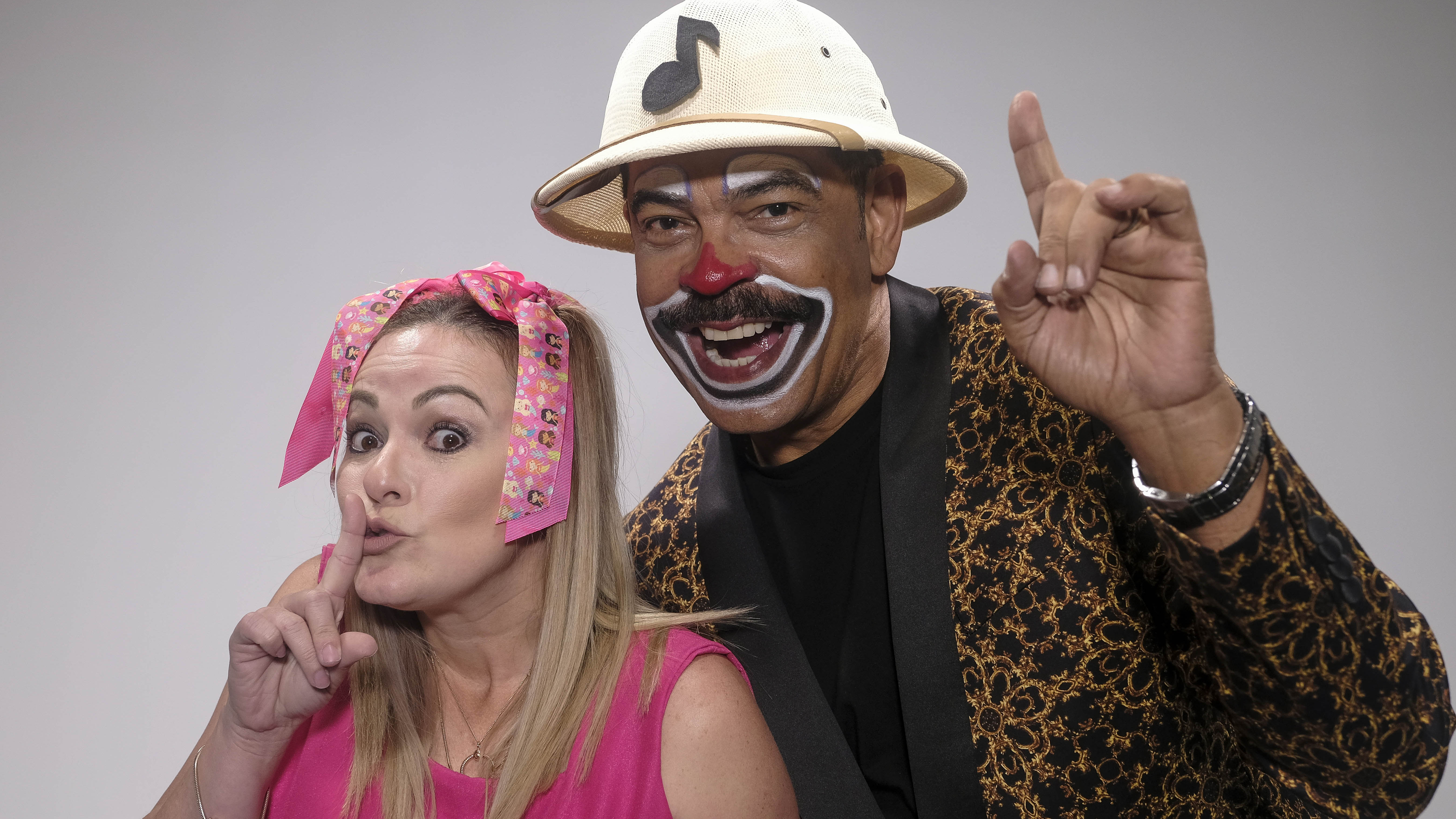 Lucía le cuenta un secreto al payaso Remi - El Nuevo Día