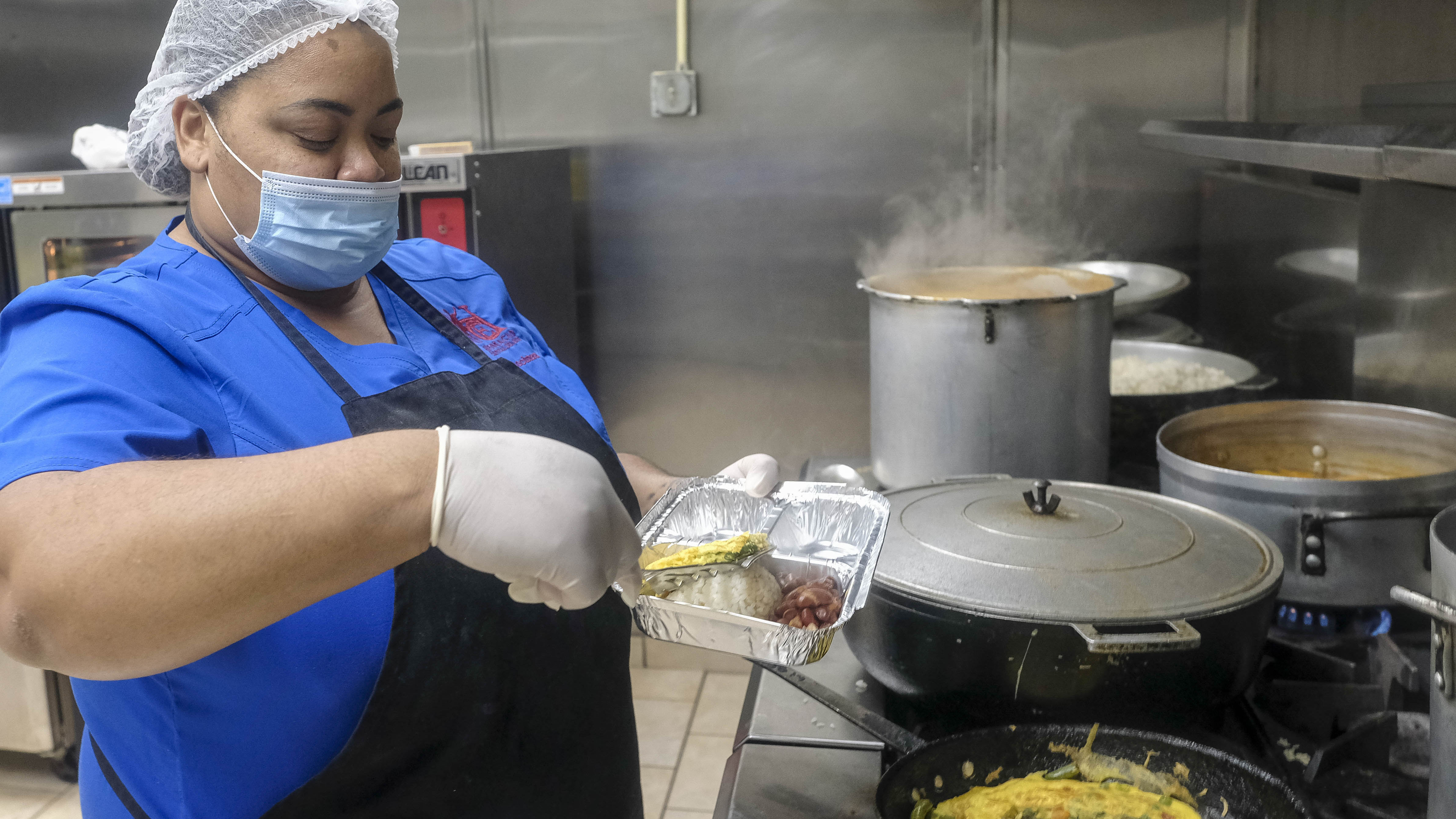 200 platos calientes alivian el hambre en Humacao - El Nuevo Día