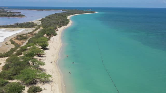 Nueva realidad en la playa Combate: mira las imágenes - El Nuevo Día