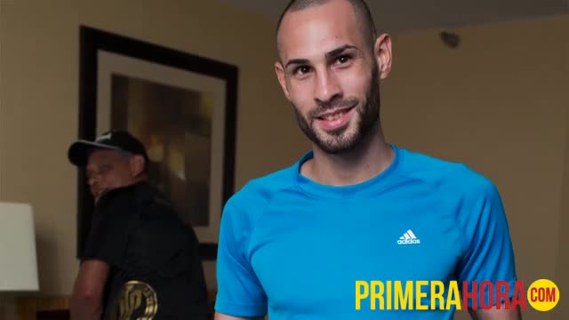 Sniper Pedraza presenta su uniforme para la pelea - Videos - Primera Hora