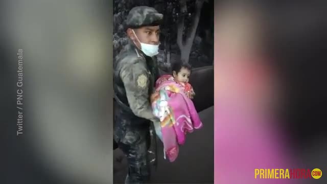 Emotivo rescate de un bebé entre las cenizas del Volcán de Fuego ...