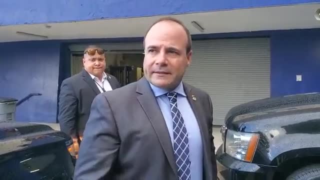 Llegada de Elmer Román al Cuartel General - Videos - Primera Hora