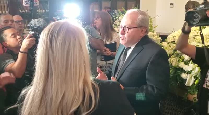 Marcos Rigau y Wanda Vázquez dialogan en el velorio de Walter Mercado ...