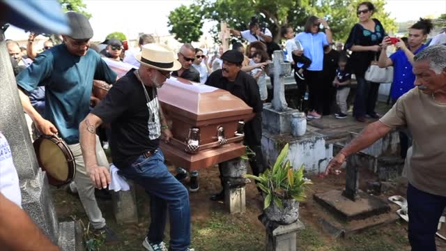 Emocionante "aplauso eterno para Cachete Maldonado" - Videos - Primera Hora